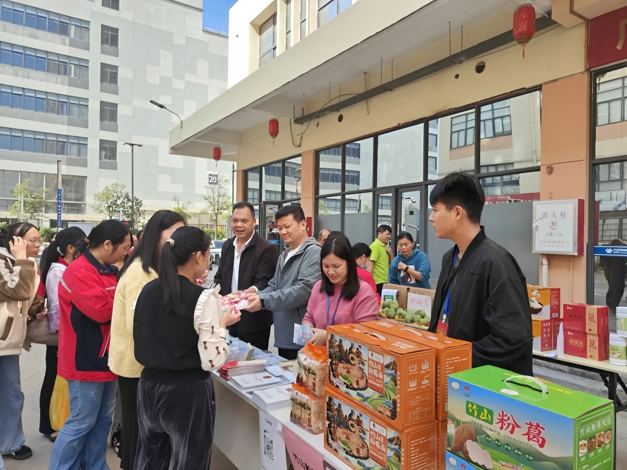 烟火气里架心桥 广佛（佛冈）产业园人大代表联络站“带货+传文”赋能乡村振兴-新清远